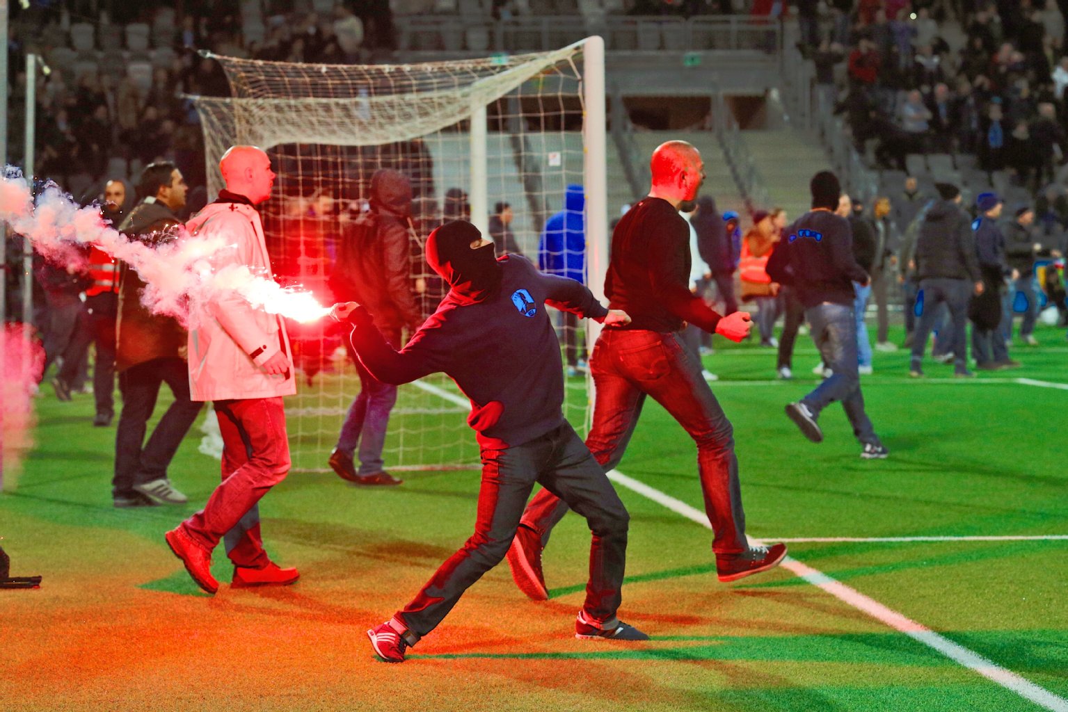 Feuerwerk auf dem Rasen: BFC-Banner lässt Union-Fans durchdrehen