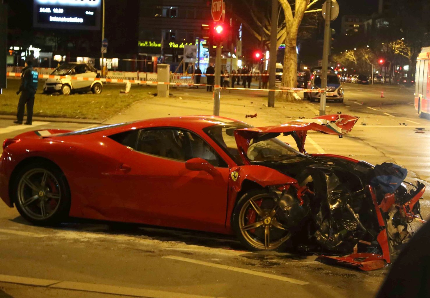 Schwerer Unfall auf der Kleiststraße: Smart schrottet Ferrari Schwerer Unfall auf der Kleiststraße: Smart schrottet Ferrari