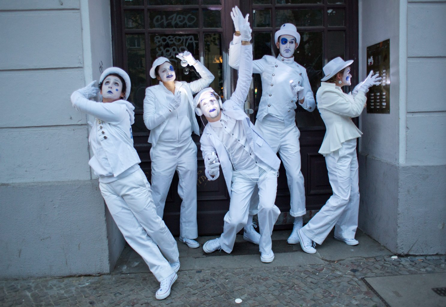 Pantomime-Künstler auf Streife: Kann man so Berlins Party-Lärm auf ...