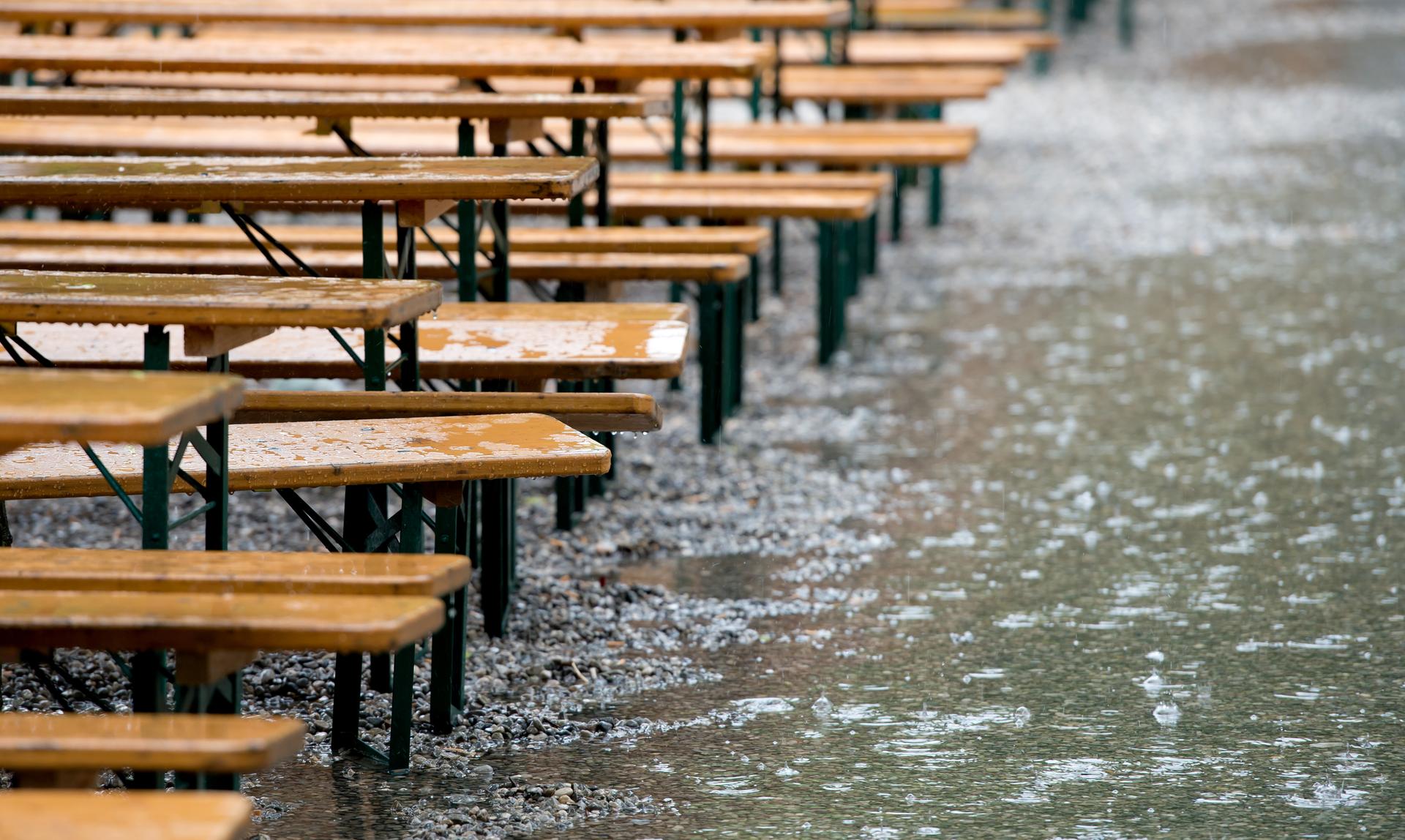 Regen ohne Ende: Berlins Biergärten verwaist