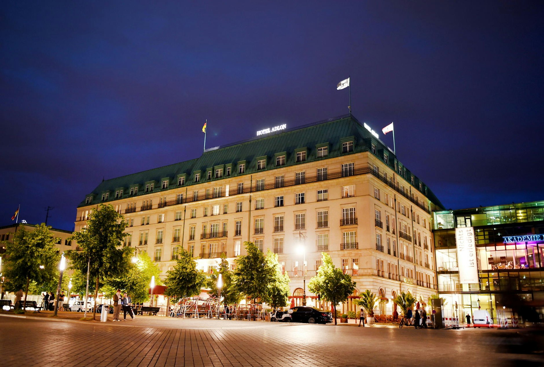 Prominente Gäste des Hotel Adlon sind in Autogrammheft verewigt