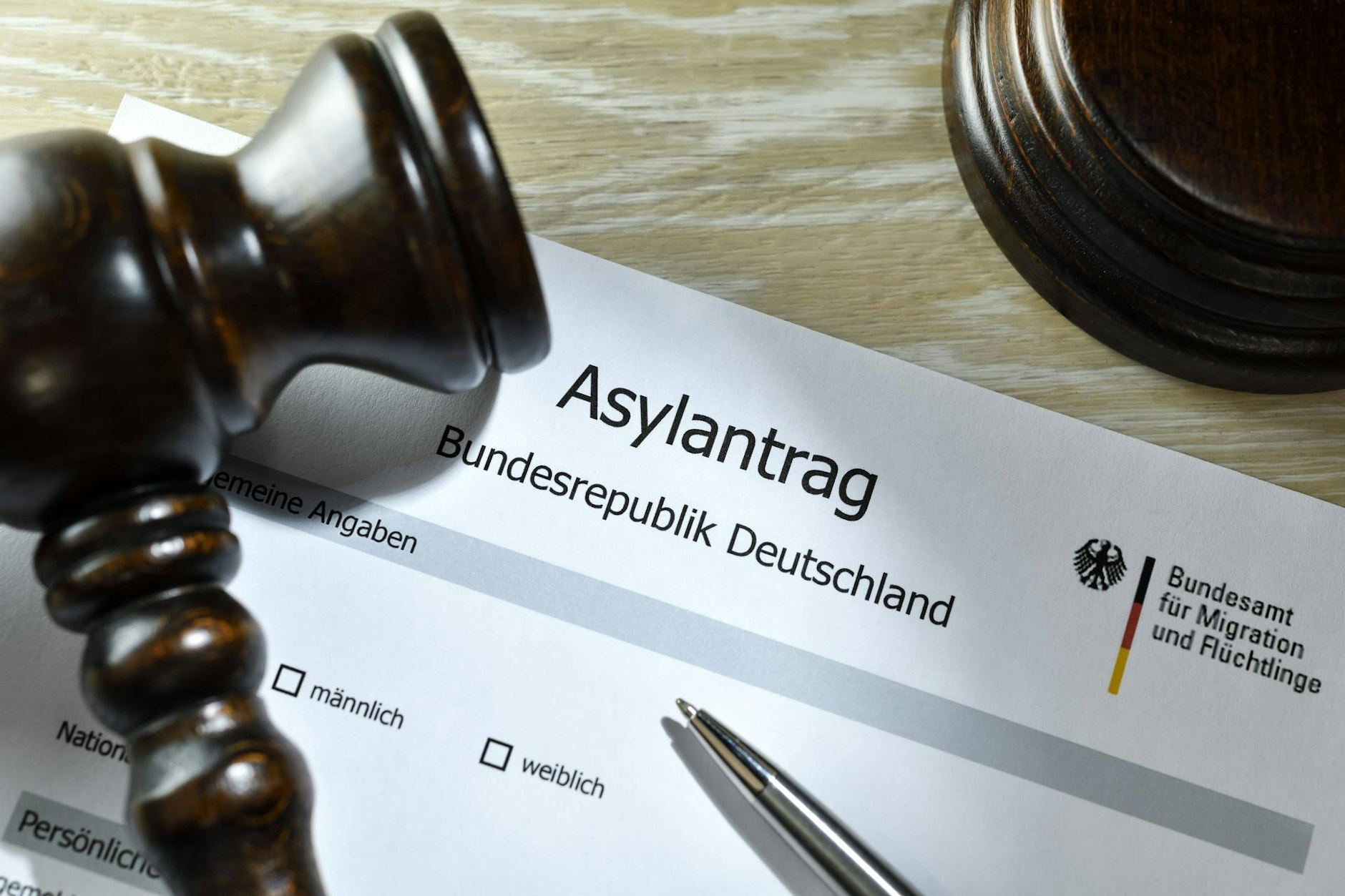 Asylklagen: 13.000 offene Verfahren beschäftigen Berliner Justiz noch ...