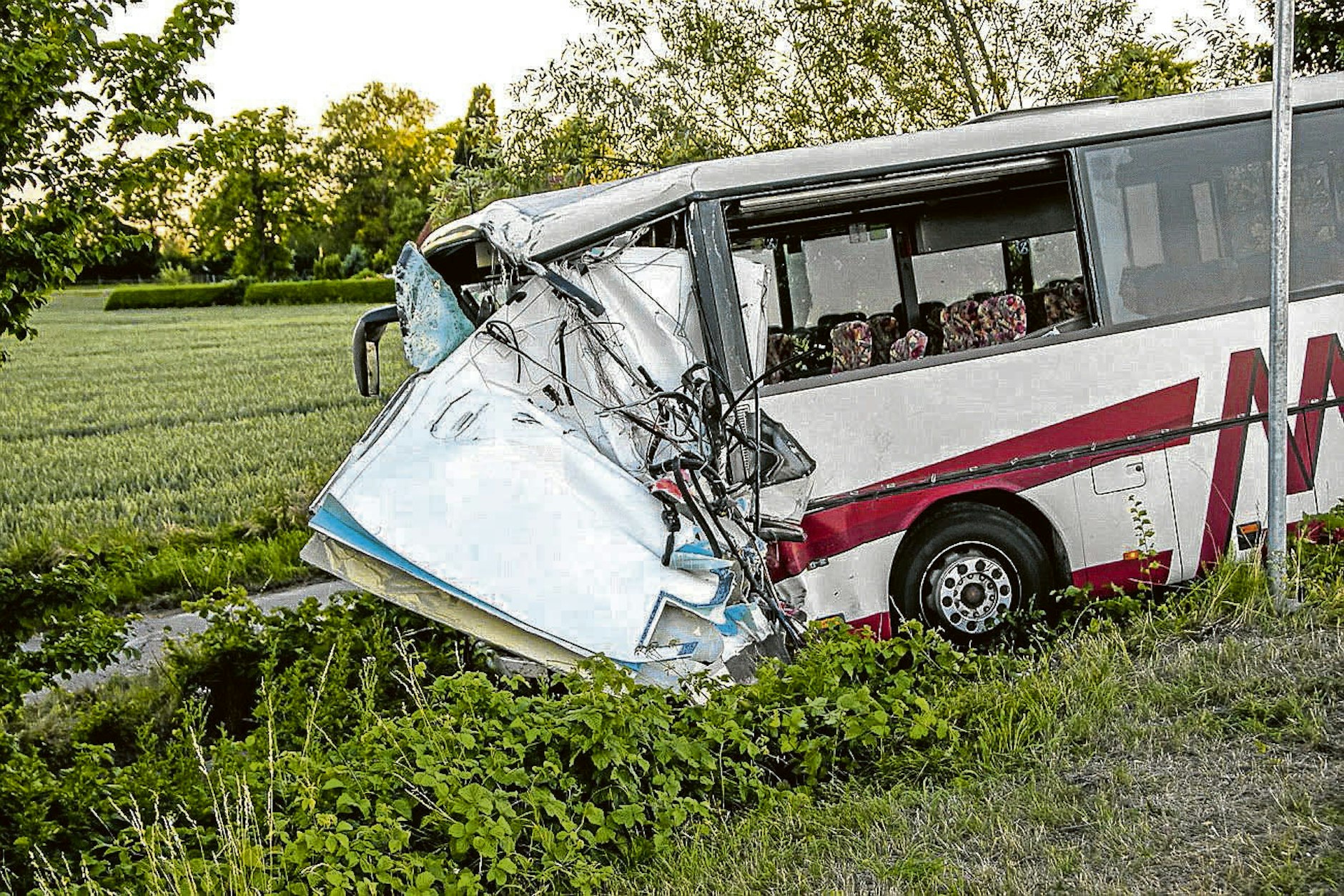 Reisebus mit Kindern kracht in Rettungswagen