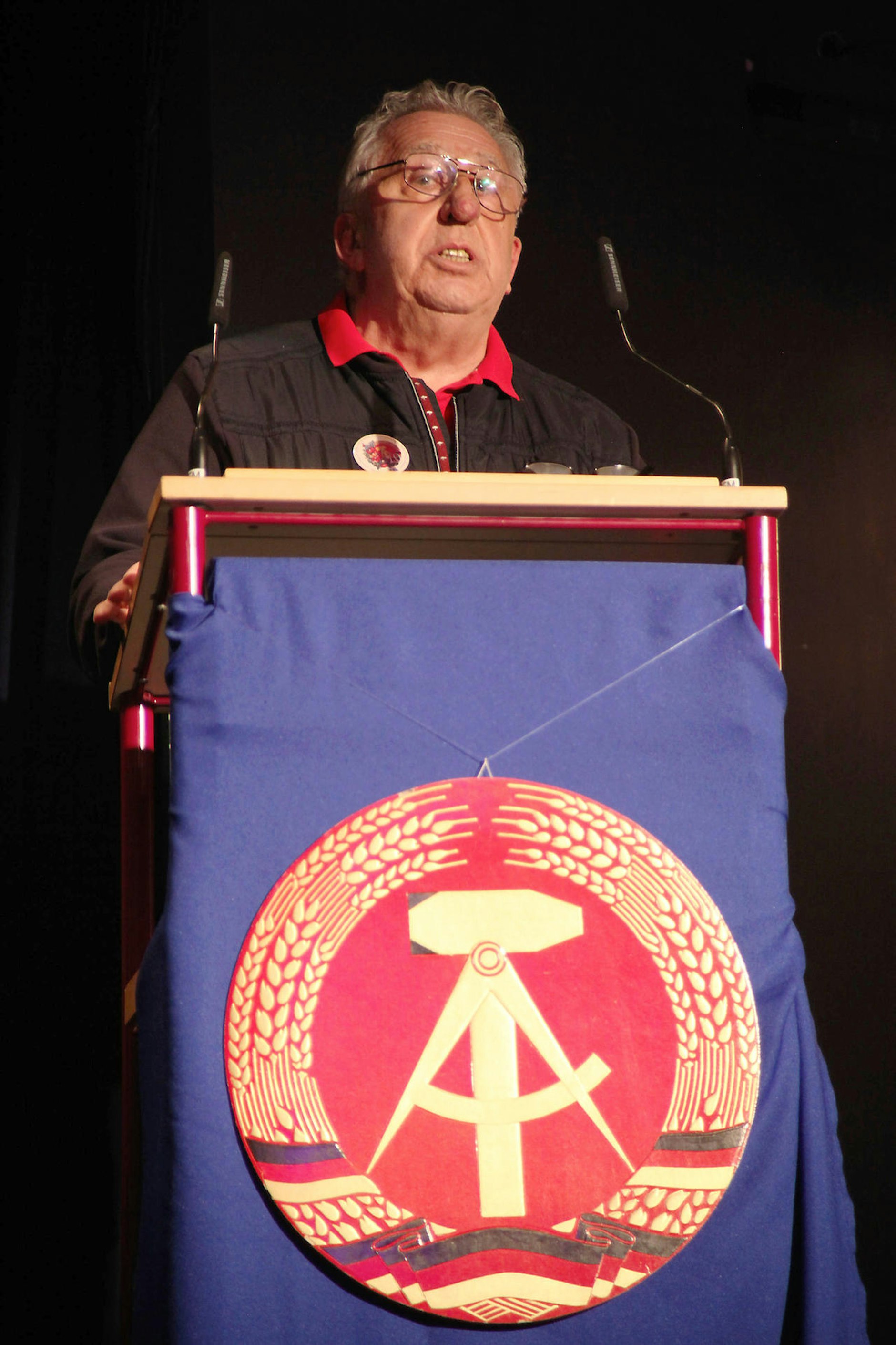 In Berlin-Marzahn: Egon Krenz feiert mit 350 Genossen die DDR