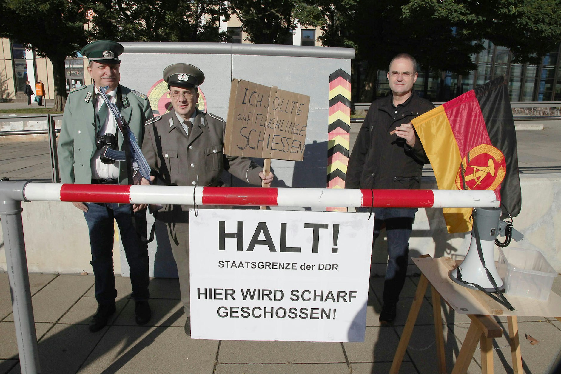 In Berlin-Marzahn: Egon Krenz feiert mit 350 Genossen die DDR