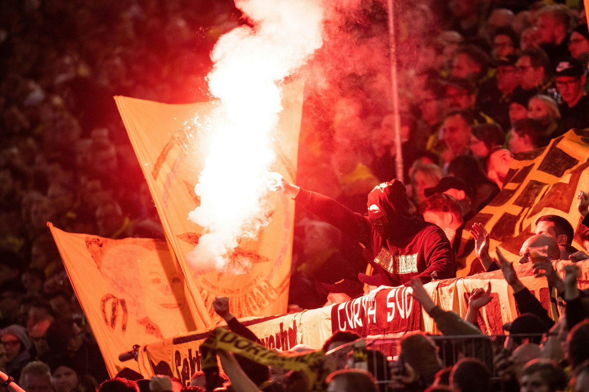 Gewalt im Fußballstadion: Hooligans in Berlin – rund 1200 gewaltbereite ...