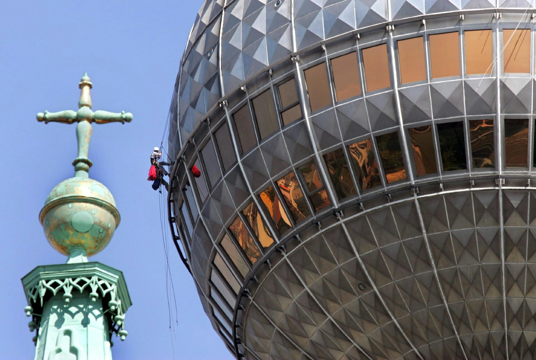 Berlin Alexanderplatz: Fernsehturm wird 50: Diese 50 Turm-Fakten ...