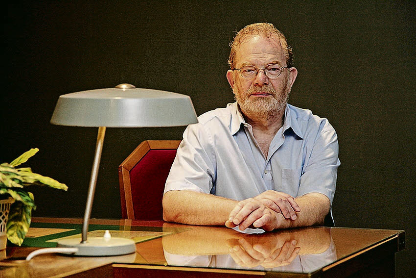 Ein runder Tisch mit Ecken und Kanten