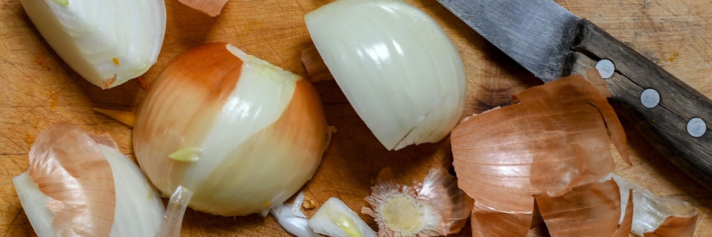 Zwiebelschalen in den Müll? Halt, stopp! Sie sind doch echte Wundermittel Zwiebelschalen in den Müll? Halt, stopp! Sie sind doch echte Wundermittel