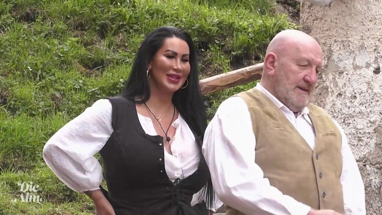 Sie hat Vier-Kilo-Brüste! Berliner Mega-Busen-Wunder Paris Herms: DARUM ...