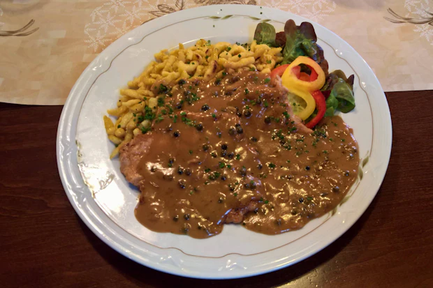 Schnitzel mit Rahmsoße und selbst gemachten Spätzle: Mit diesem Rezept ...