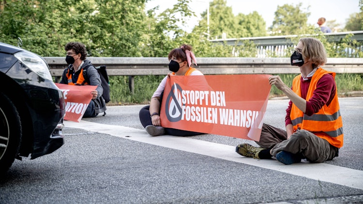 Klima-Protest! Blitz-Blockade auf der Stadt-Autobahn: Klimaschützer ...