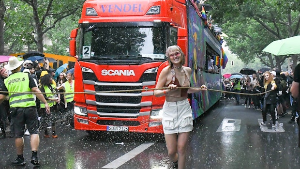 Techno-Parade „Zug der Liebe“: Hier tanzen Tausende durch Berlin - und trotzen fiesen Gewitter ...