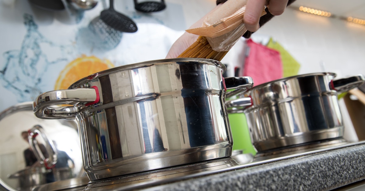 Kochen mit Ofen, Herd oder Mikrowelle? SO sparen Sie die meiste Energie Kochen mit Ofen, Herd oder Mikrowelle? SO sparen Sie die meiste Energie