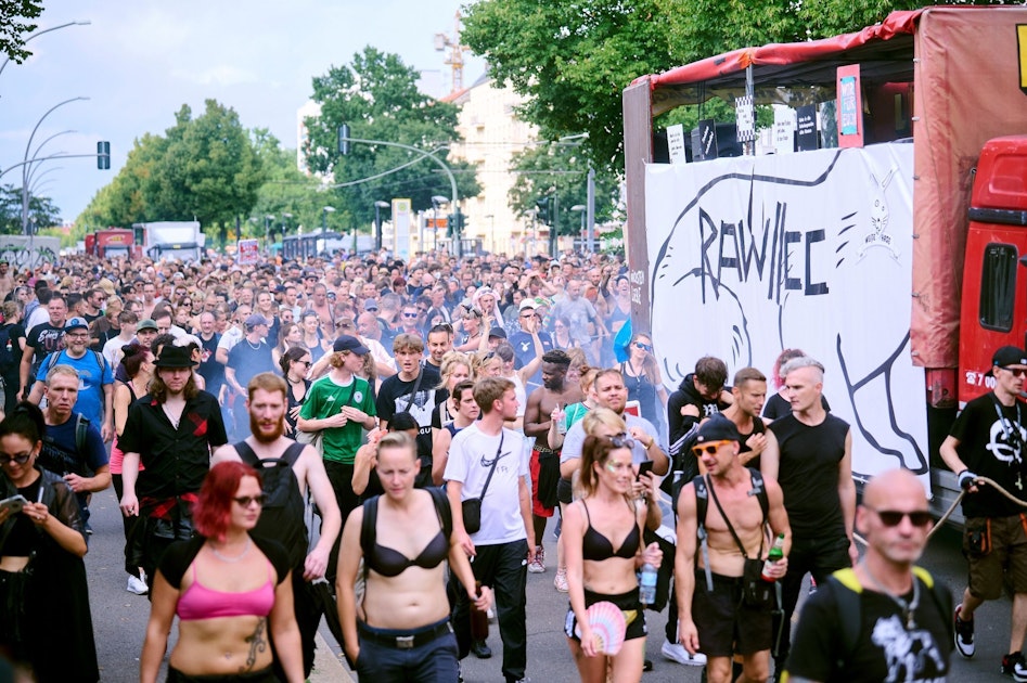 Techno-Parade „Zug der Liebe“: Hier tanzen Tausende durch Berlin - und trotzen fiesen Gewitter ...