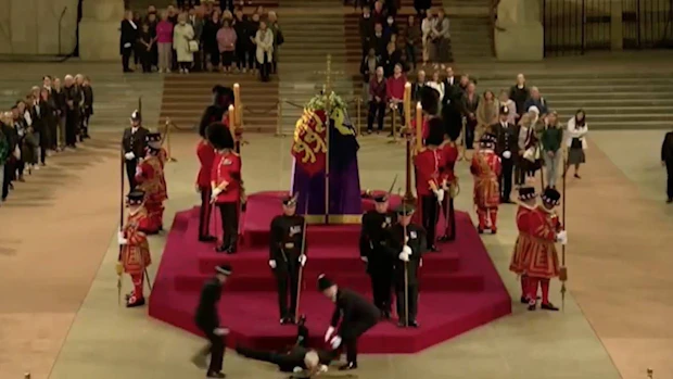 Schock-Video! Nach dem Tod von Queen Elizabeth II: Sarg-Wache ...
