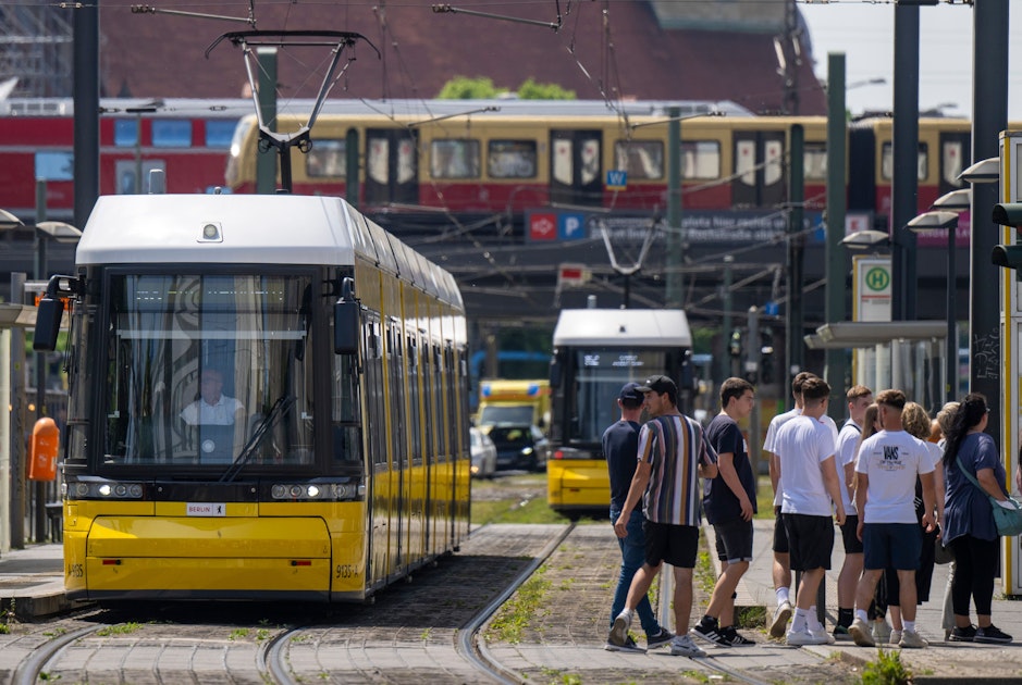 Ab 2023: Bus und Bahn sollen teurer werden! IRRE Idee: Senat will, dass ...
