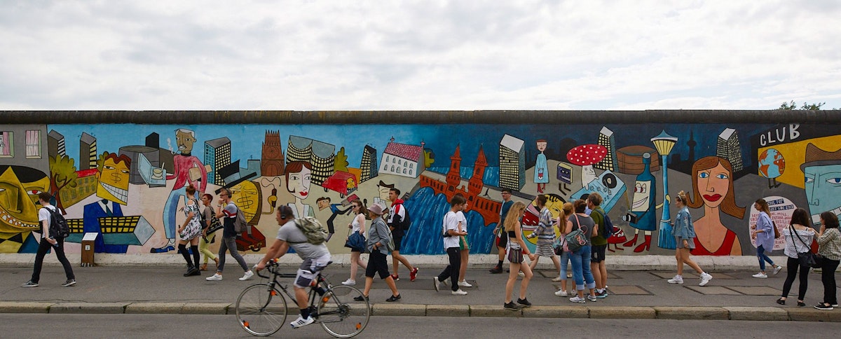 East Side Gallery: Infos über die Mauer und die Mauer-Kunst aufgemöbelt