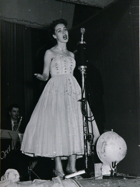 „Sie ist friedlich eingeschlafen“: Julia Axen – die Grande Dame des DDR ...