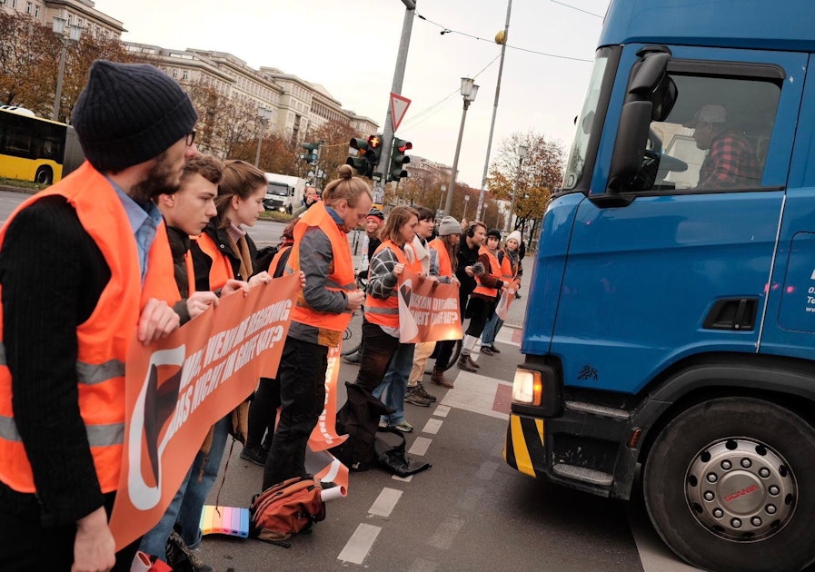 Klima-Aktivisten legen den Osten lahm, Bischof ruft zum Dialog mit ...