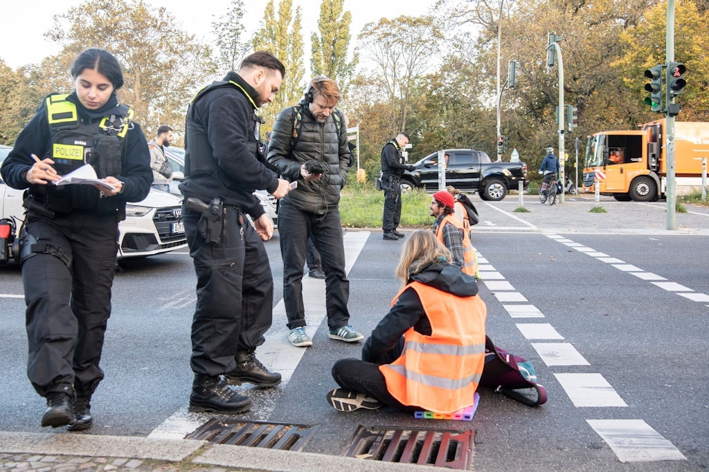 Richter verweigert Strafbefehl gegen Klima-Kleberin der „Letzten ... Richter verweigert Strafbefehl gegen Klima-Kleberin der „Letzten ...