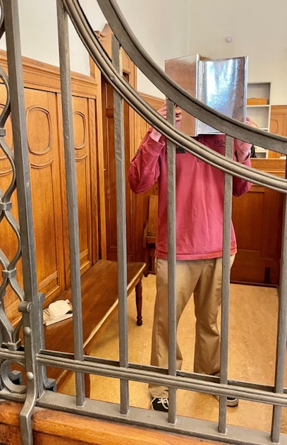 Irrer Schläger-Prozess: Nackter Opa-Hasser prügelt im Wahn auf Berliner ...