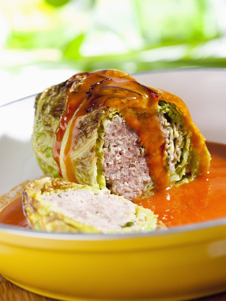 Nach Omas Rezept: Gefüllter Wirsing mit Hackfleisch und pikanter Soße ...