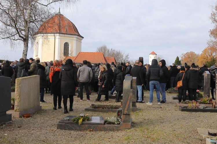 Nach brutalem Mord: Illerkirchberg nimmt bewegend Abschied von Ece (14)
