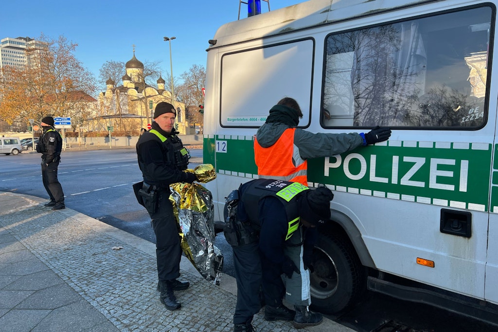 Nach Razzia gegen Klimaaktivisten: Polizei wertet Daten aus Nach Razzia gegen Klimaaktivisten: Polizei wertet Daten aus