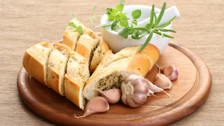 Leckeres Blitz-Rezept: Kräuterbutter-Baguette selber machen! In wenigen ... Leckeres Blitz-Rezept: Kräuterbutter-Baguette selber machen! In wenigen ...