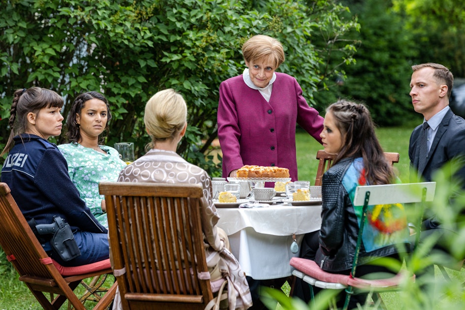 Angela Merkel mit Mops Helmut: Die Bundeskanzlerin a. D. kehrt als ...
