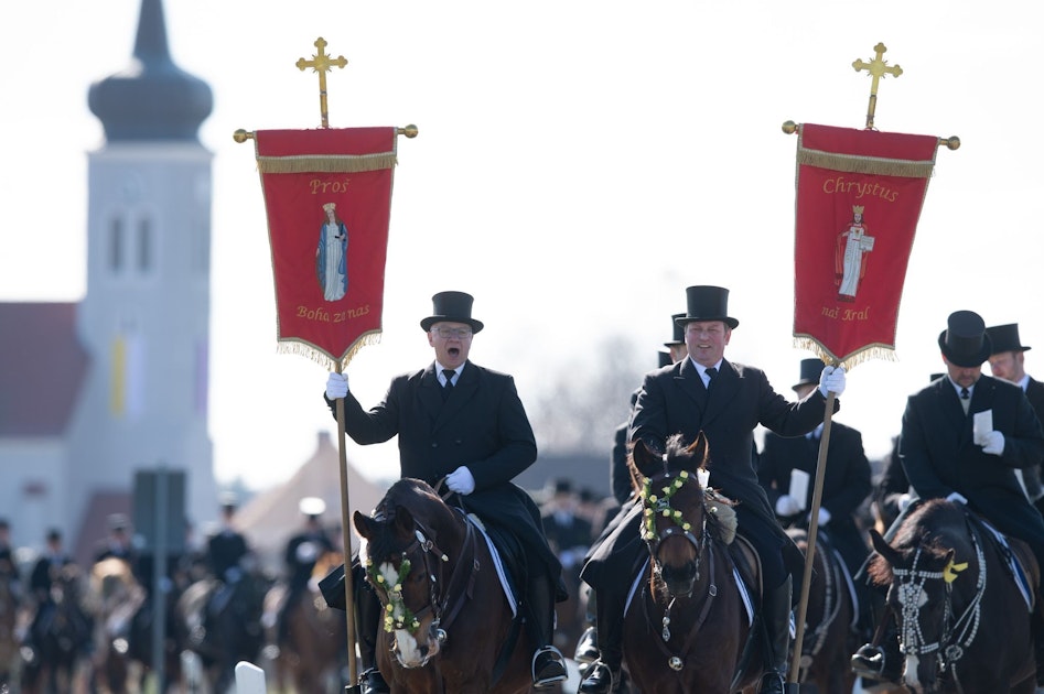 Osterreiter, Eierwerfen, Palmesel: Diese kuriosen Osterbräuche gibt es ...