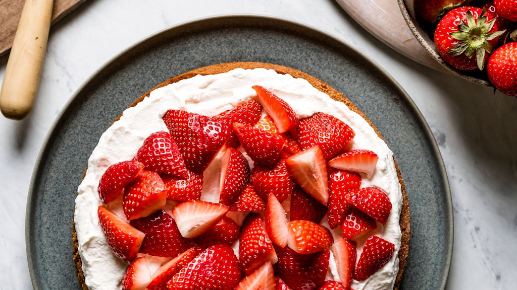 Total genialer Erdbeerkuchen: Knuspriger Boden, cremiger Pudding – hier ...