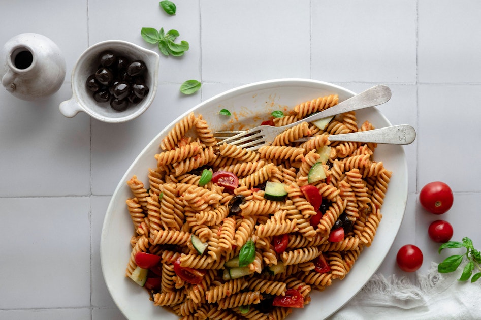 Mediterranes Rezept für Nudelsalat: Der Salat ist ideal zum Grillen!