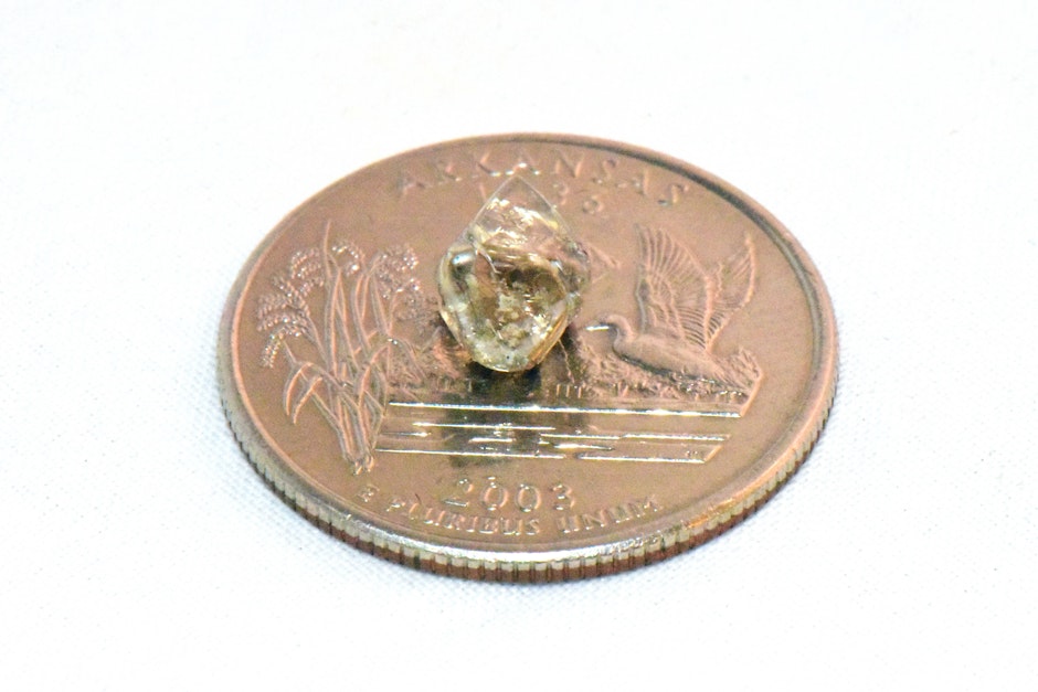 Krasser Fund mit 2,3 Karat! Frau (31) buddelt echten Diamanten aus